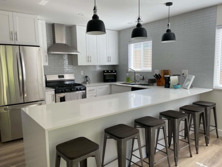 Bright, Renovated 3-bedroom Rancher In The Heart Of Gibsons - サンシャイン・コースト・リージョナル・ディストリクト