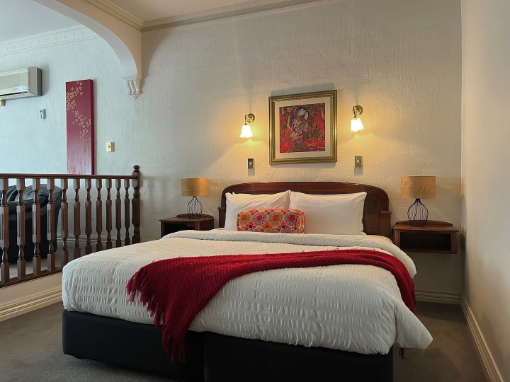 Croydon Suite  Dining, Winebar & Breakfast Onsite - Lilydale