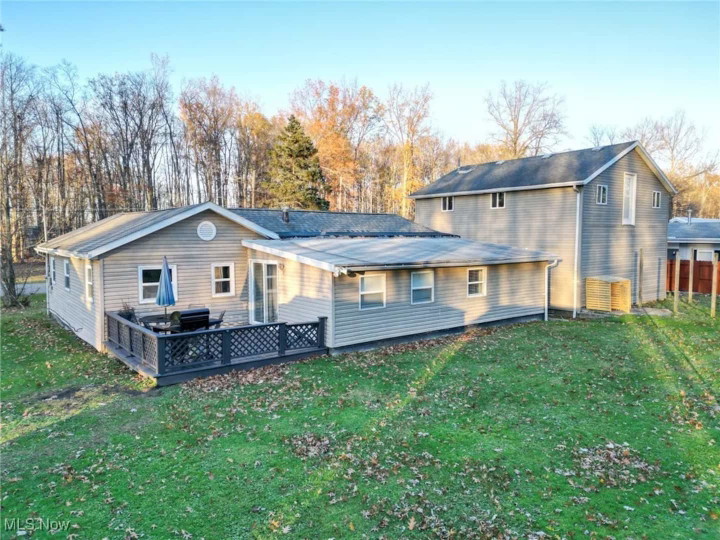 Steps Off Strip, 1 Acre, Sleeps 8, 2 Livingrooms! - Geneva, OH