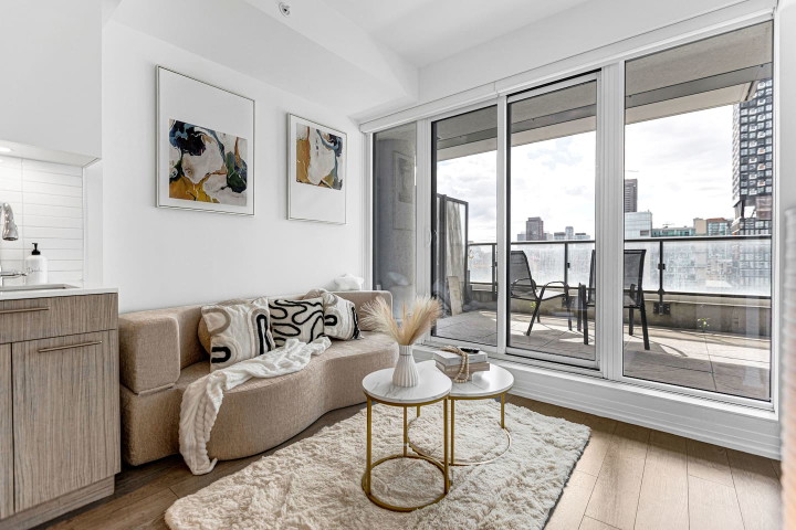 Modern Downtown 1br + Den Near Eaton Centre - Toronto