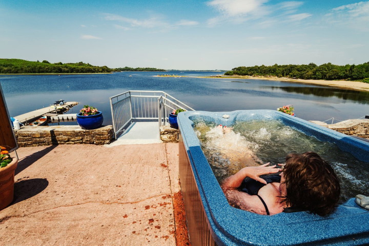 Lakehouse Apartment With Hot Tub & Sauna , Stunning Views On The Lake - Ballina
