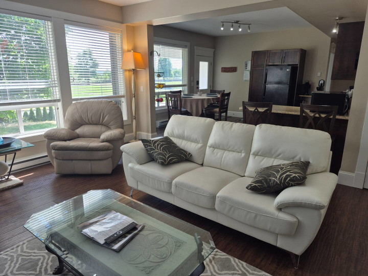 Relaxing 2 Bdrm Suite W/hot-tub + Outdoor Pool. - Abbotsford