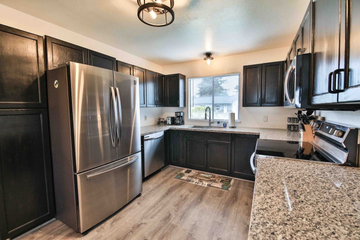 Coastal & Redwood Bungalow! 1 Mile From The Ocean! - Crescent City, CA