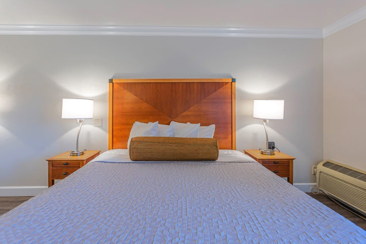 Non Smoking 1 King Bed Room - Pismo Beach, CA