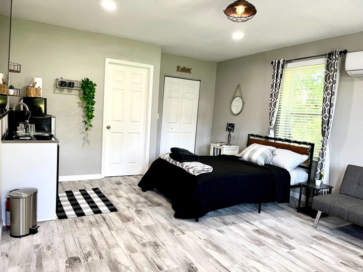 Oak Bluff Tiny Home On 2.5 Acres With Pond & Patio - Jacksonville, FL