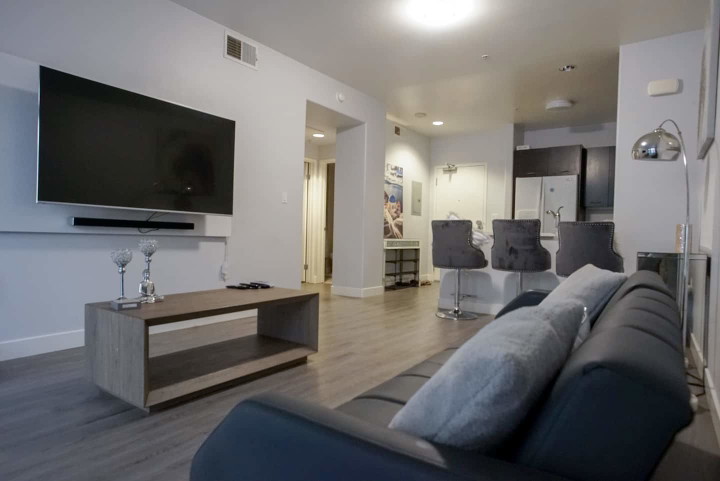 Modern 1br | Downtown Burbank | Walkable + Parking - Burbank, CA