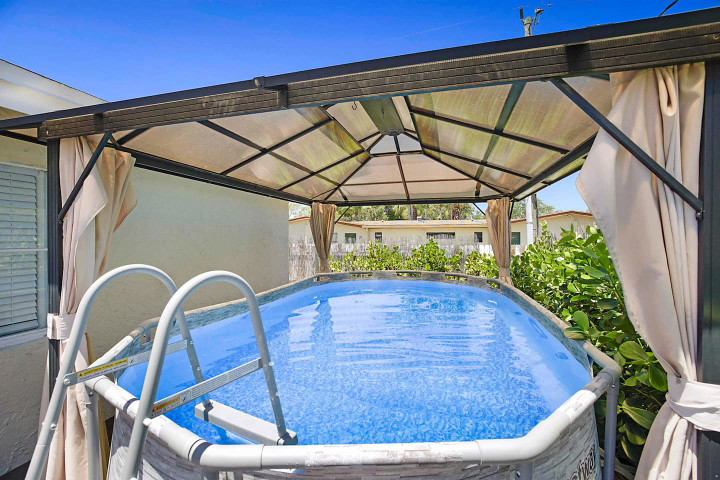 Lion's Lodge | Pool & Hot Tub | Downtown Delray - Bahamas