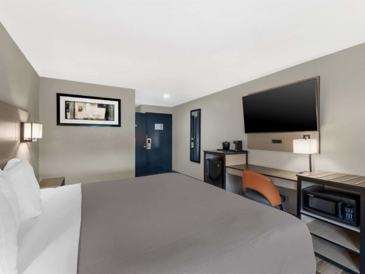 Discover Kcs Vibrant Culture From A Modern Room - Kansas City, MO