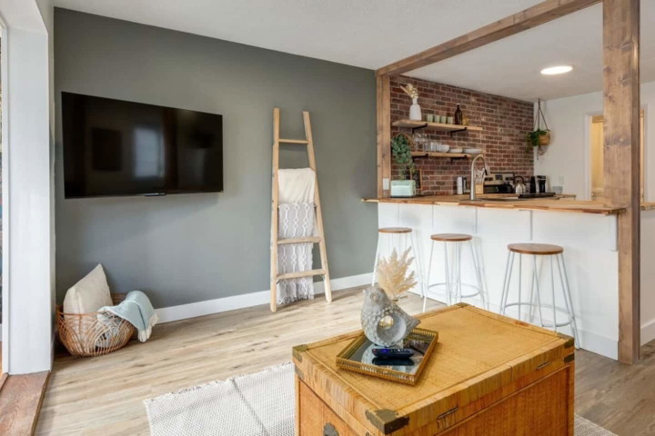 1 Bedroom Character Home + Saddledome +Stampede - Alberta