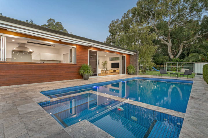 Estate Style Home - Pool House - Huge Garden - Stirling