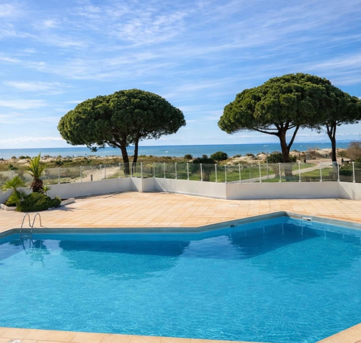 Vue Port  50m Plage  Piscines  Parking  Tennis - Plage de Port Camargue