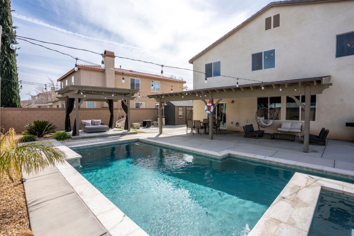 Spacious Luxury Getaway | Pool & Spa | Ev Charge - Lancaster, CA
