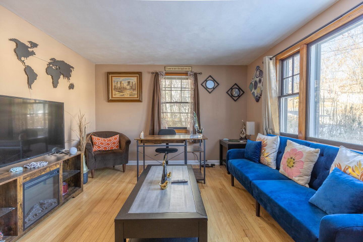Cozy Cape On Farmington & Plainville Border - Farmington, CT