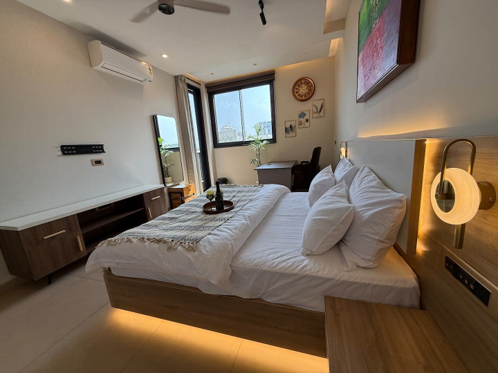 Calm Luxury 1 Bhk, Balcony, Tub, Work St, Park Fcg - Manesar