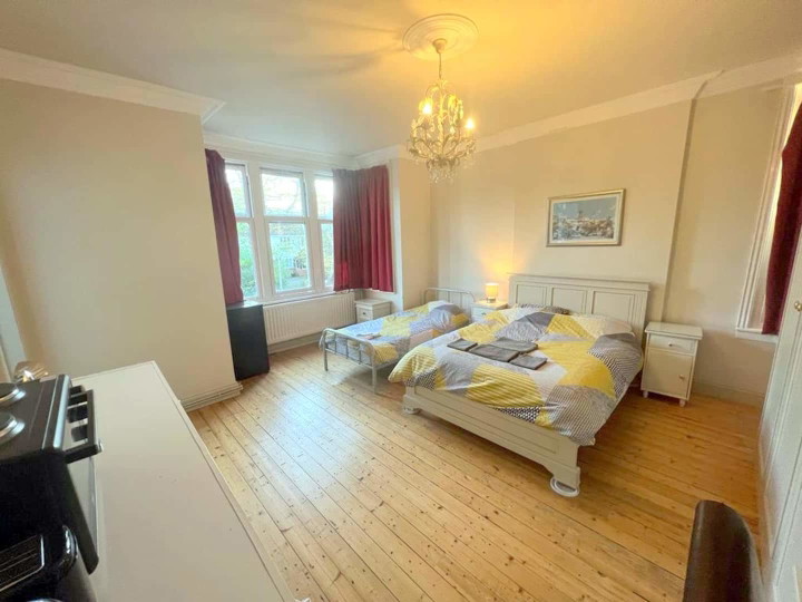 Triple Studio Flat In Sutton - Surbiton