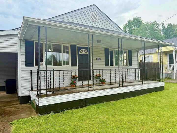 Charming 2br Cottage. Relaxing Covered Porch - Huntington, WV