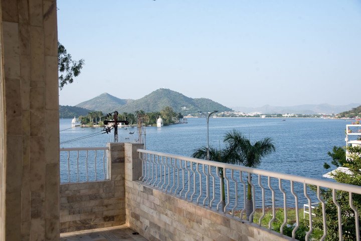 Elegant White Marble Villa Right By The Lake - Udaipur
