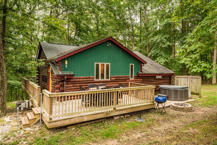 A Sunset Getaway | Cozy Cabin Retreat  Hot Tub - Nashville, IN