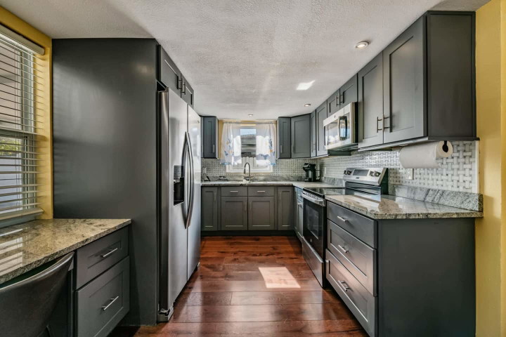 4 Beds In 2 Br Home W/ Pool Near Shops - St. Petersburg, FL