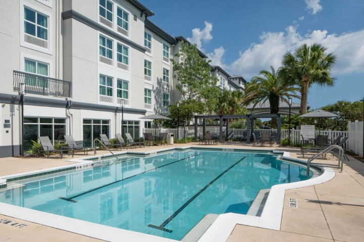 King Suite Near The Beach | Pool. Free Breakfast - Destin, FL