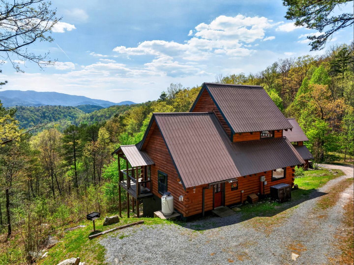 Hot Tub  Mountain Views  Firepit  Covered Deck - Townsend, TN