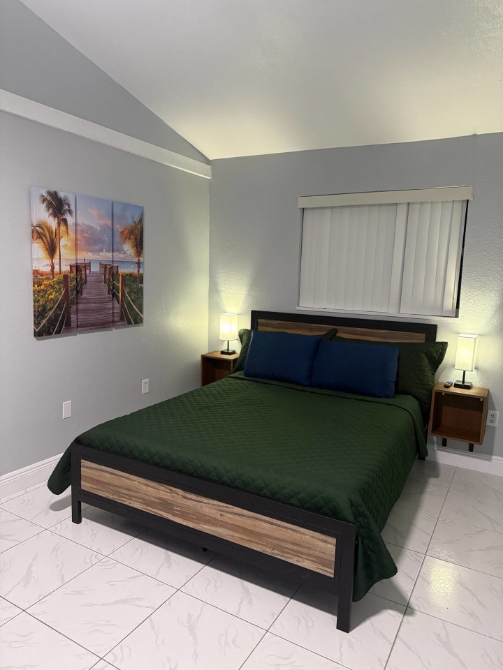 Modern Oak Guest Suite - Tampa
