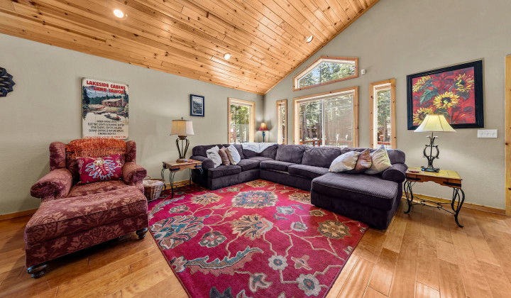 Level Driveway Tahoe Cabin Sleeps 8 - Truckee, CA