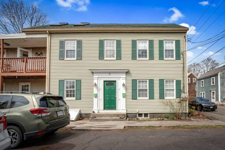 Cute & Festive 1-bed Near Downtown (With Parking!) - Salem, MA