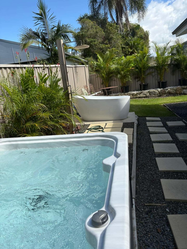 Family & Group Stay | Hot Tub | Sleeps 8 | Gorokan - Norah Head