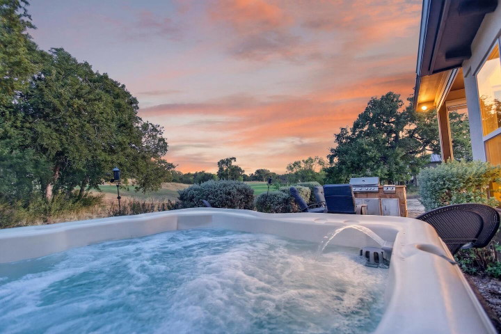 Cozy Retreat +Hot Tub, Game Room +Golf Course View - Horseshoe Bay, TX