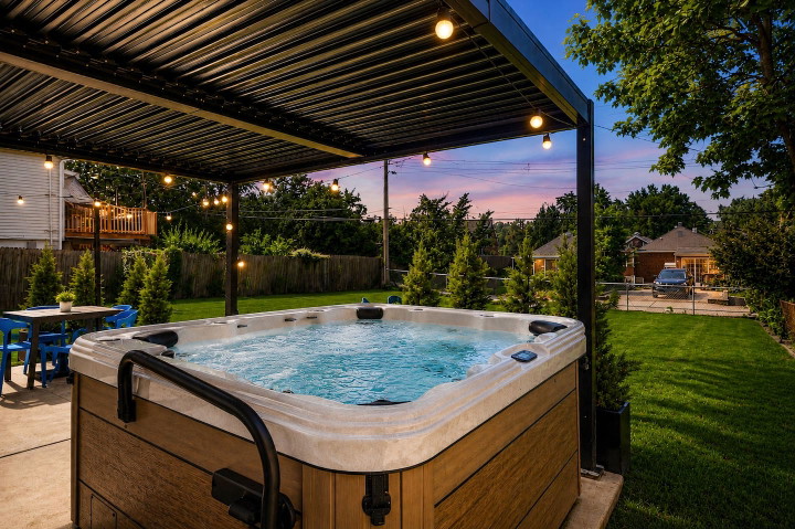Forest Park | Hot Tub | Adventure Garage | 2 Kings - Kirkwood, MO