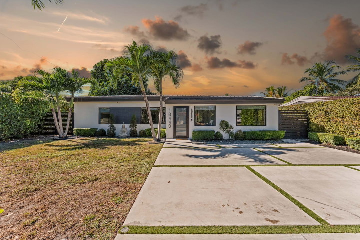 Azure Coastal Breeze  Near Lakes, Golf & Beaches - The Bahamas