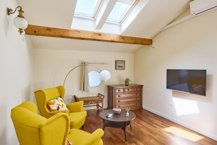 Newly Renovated Lakeside Apartment - Como