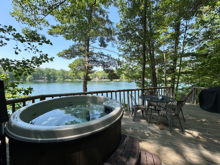 Lakefront Hot Tub Getaway - Michigan
