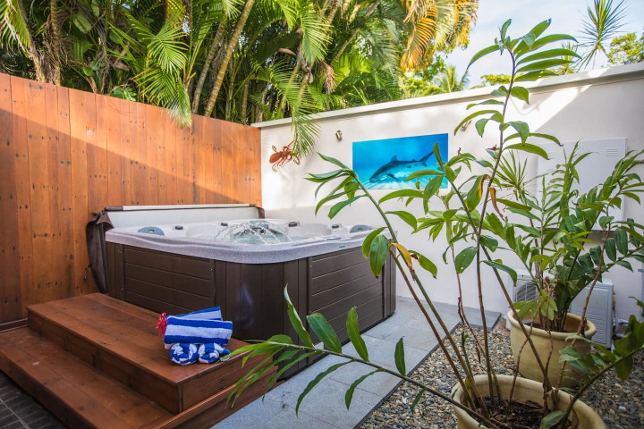 Mini Golf, Games, Pizza Oven, Jacuzzi & More! - Mossman