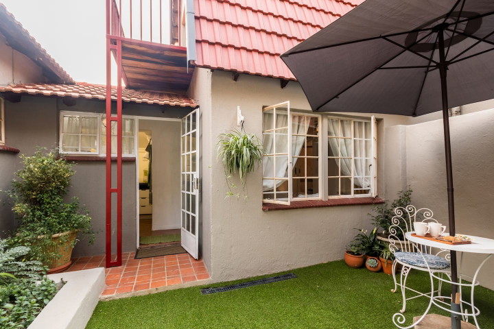Unique Farmhouse Style Unit With Private Courtyard - Pretoria