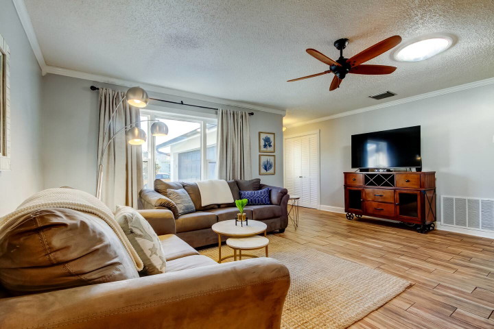 Spacious 4br  2mi To Gulf  Family & Pet Friendly - Treasure Island, FL