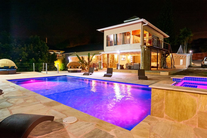 Surfers Paradise Villa - Beachfront Sleeps 12- 24 - Tobago