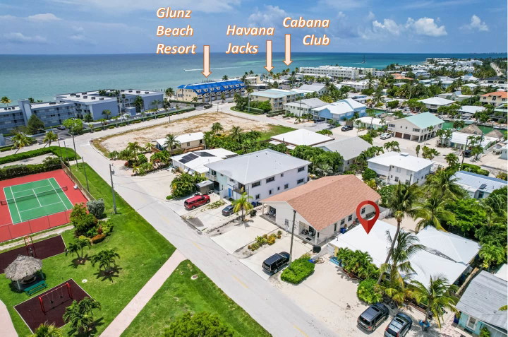 The Dolphin House 2/1 Kcb Beach Pool Private Yard - Key Colony Beach, FL