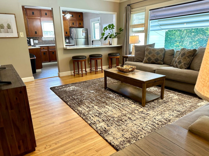 Home W/open Kitchen, Private Drive-garage - Sioux City, IA