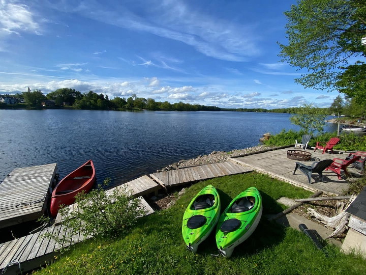 Newly Listed Relaxing Lakefront Cottage With Fenced Yard And Games Room - Kingston