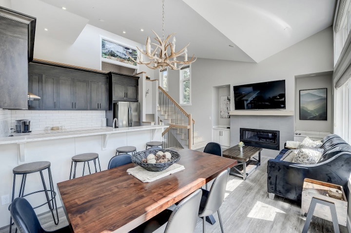 New Home With Epic Mountain Views - Canmore