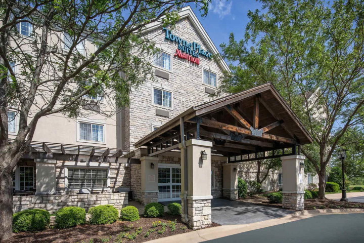 Near Crystal Bridges + Kitchen & Free Breakfast - Bentonville, AR