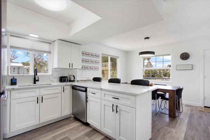 Indian Rocks Beach Gem - Renovated 2br Beach House - Indian Rocks Beach, FL