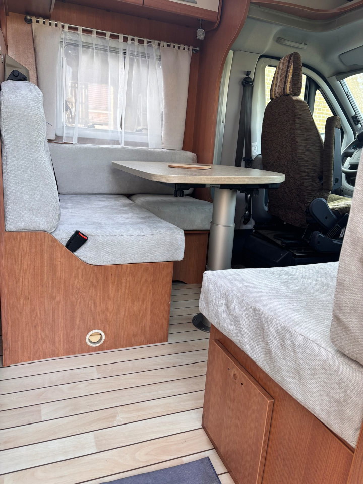Un Camping-car Tout Confort, Vu Sur La Nature - Merville