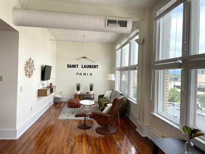 Downtown Corner-unit Apartment With King Size Bed - 로아노크
