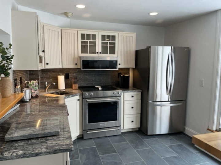 Midtown Chic Apt With Deck In Downtown Newport - Newport, RI