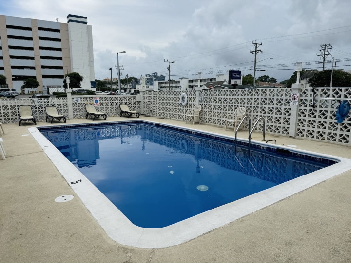 Virginia Beach Stay | Swim. Pool. Free Parking. - Virginia Beach, VA