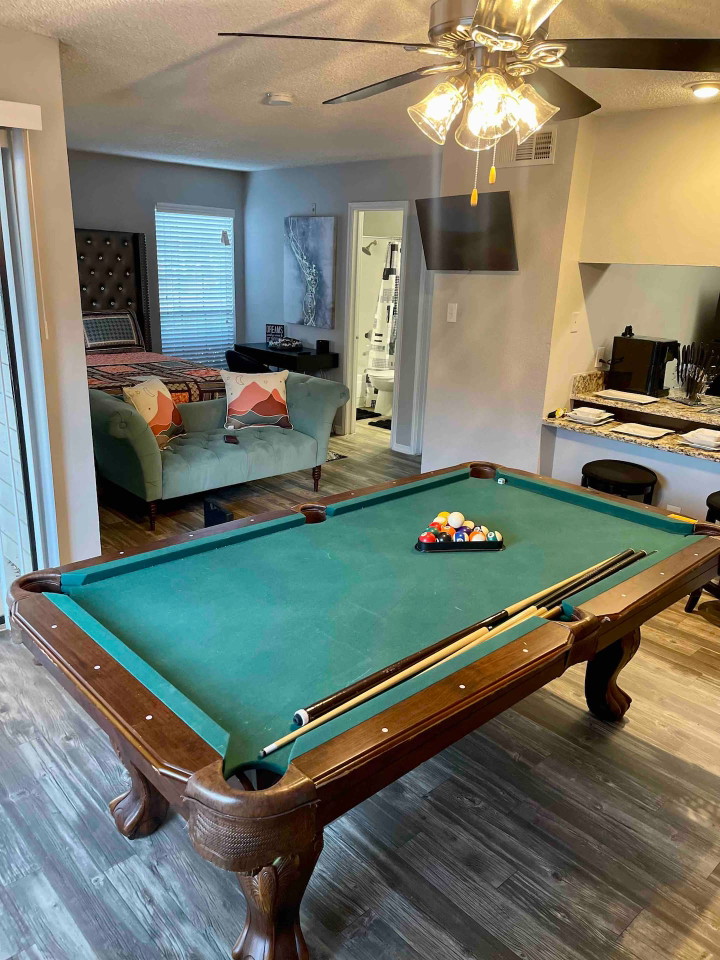 Entertainment Dist. 1st Floor Studio + Pool Table - Bedford, TX
