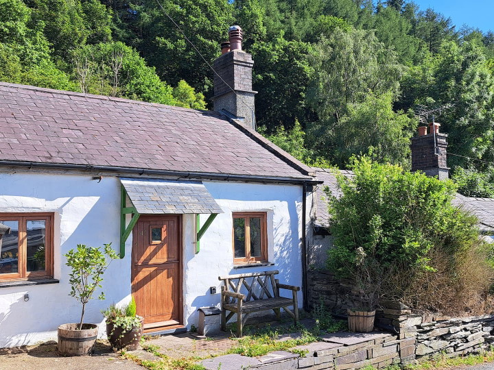Gateway To The Carneddau 2-bed Quarryman's Cottage - Gwynedd